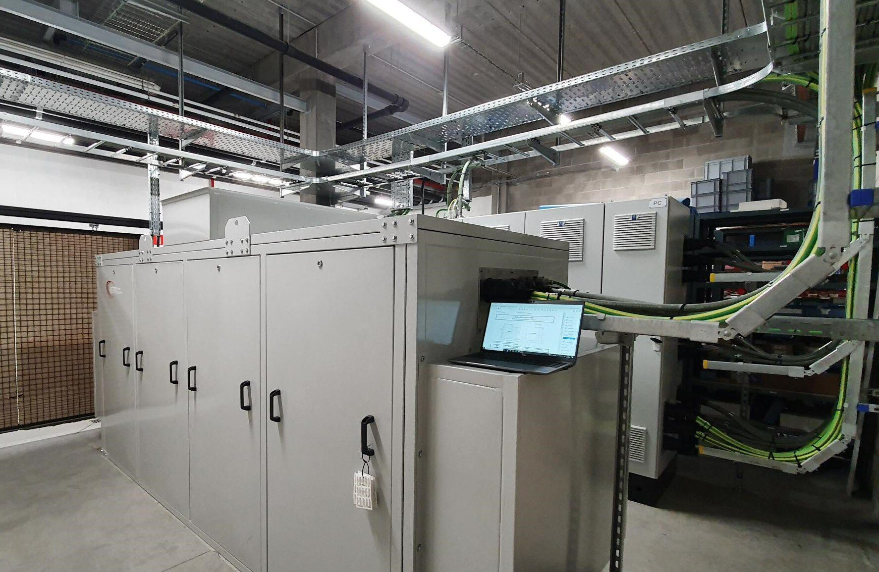 Upgrade van bestaande noodstroom naar UPS zonder onderbreking bij een farmaceutisch bedrijf ...